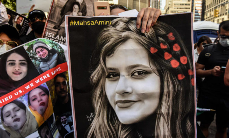Gina Amini dénonce « la morale » du régime iranien - Medfeminiswiya